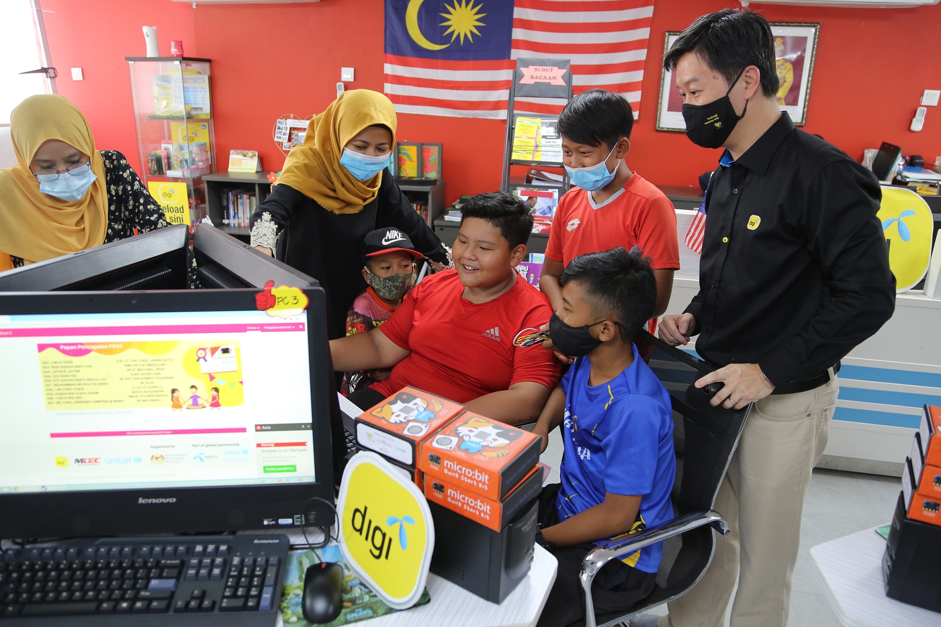 Digi distributes micro:bits sets to 132 Pusat Internet to enable future ...