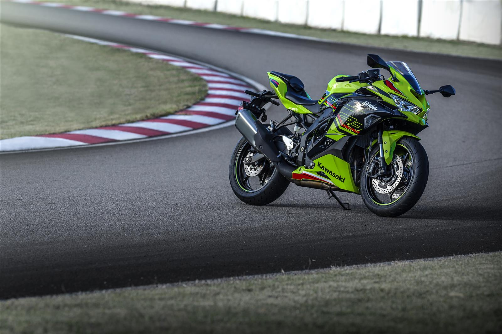 Kawasaki introduces a serious 400cc Supersport motorcycle: Ninja ZX-4R ...