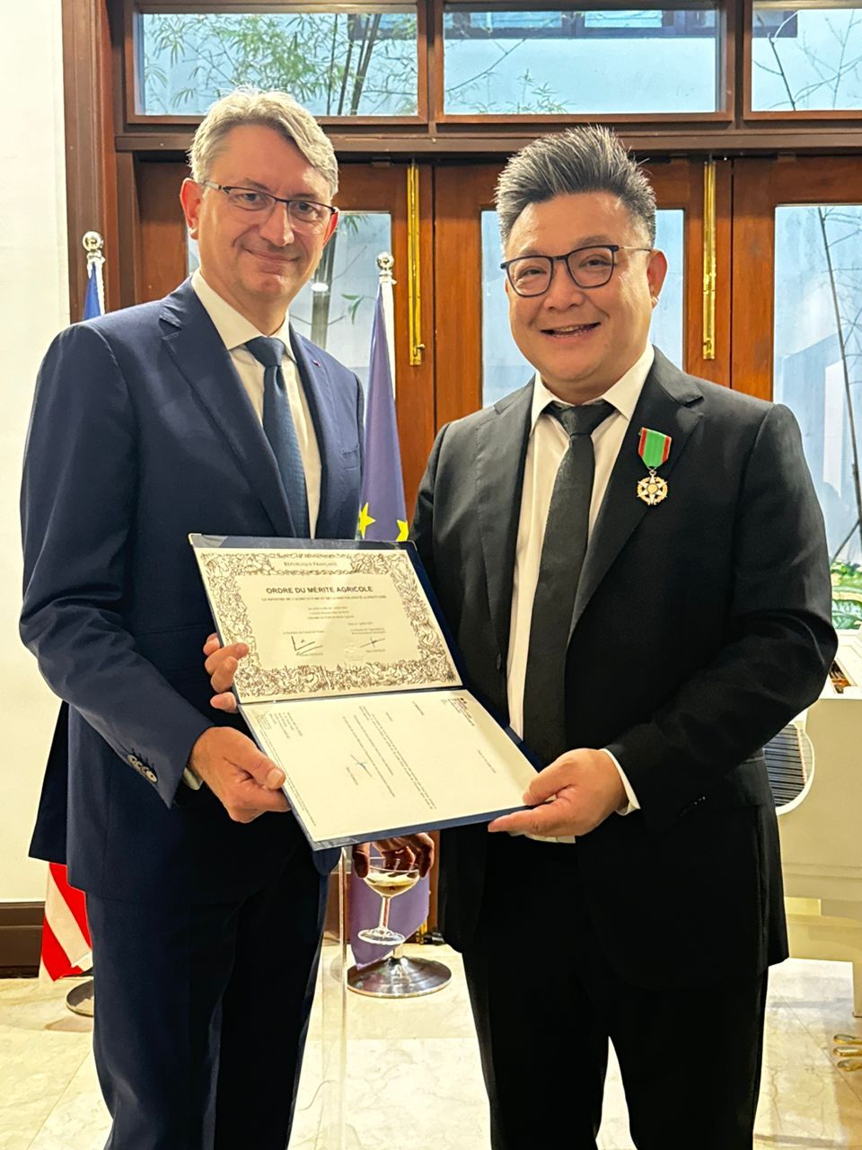 Chef Won presented with medal of Chevalier de l'Ordre du Mérite ...